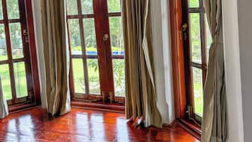 Quarto casal luxo, vista para o jardim | Wi-Fi de cortesia