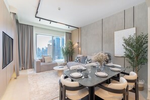 Apartamento standard, sacada, vista para a cidade | Sala de jantar