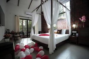 Roupa de alta qualidade, quartos insonorizados, camas desdobráveis 