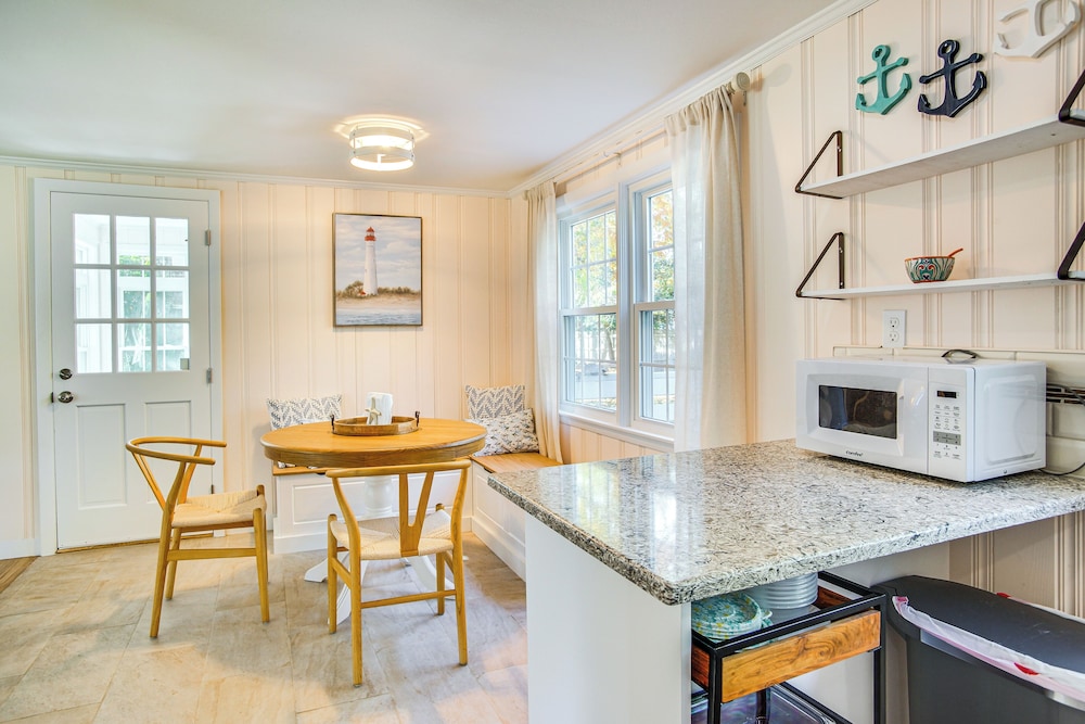 Bike To Private Beach: Cape Cod Escape W/ Sunroom - Martha's Vineyard, MA