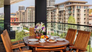 Apartamento luxo, 2 quartos, terraço, vista para a cidade | Terraço/pátio