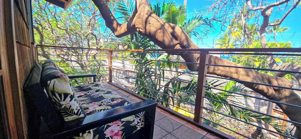 Across the ocean Treehouse at the Salty Jungle Kona - Perfect for two ...