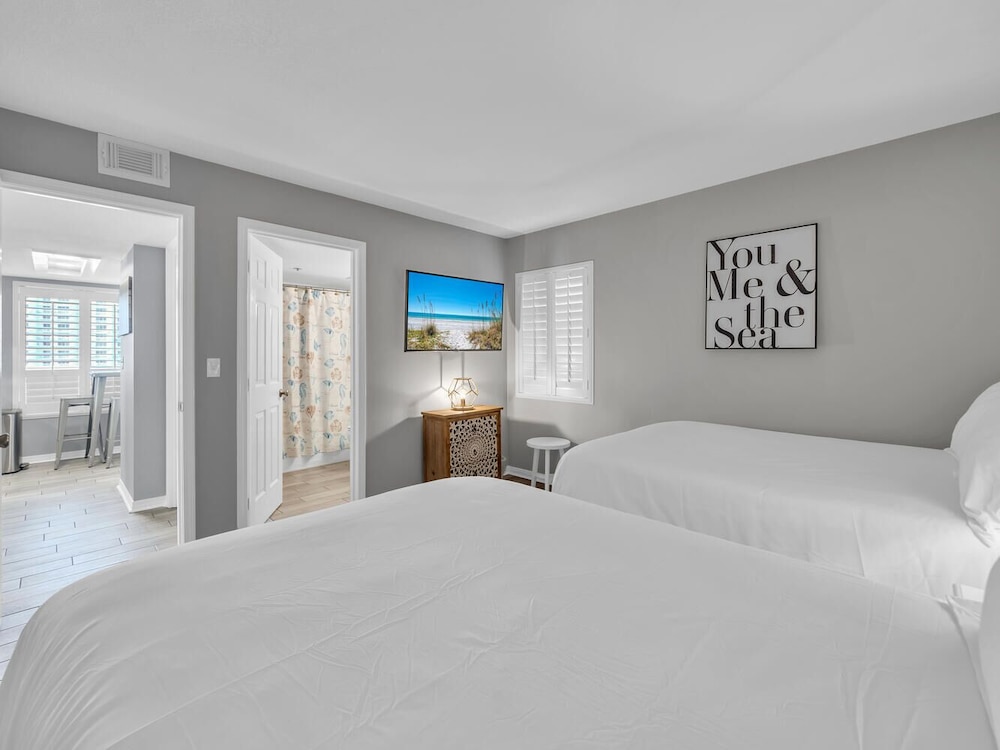 Remodeled Beachfront 😎😎 HGTV WORTHY ⛵️⛵️ Perfect Balcony View 7th Floor ...