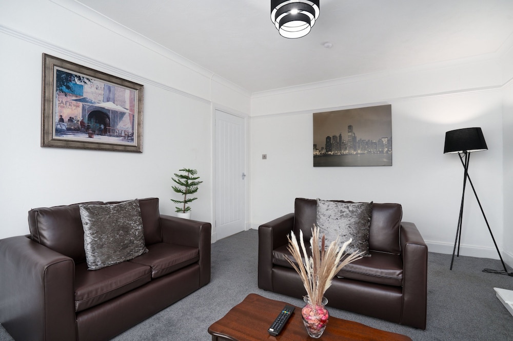 2-bed Flat, Wishaw, Free Parking, Family-friendly - Ayrshire