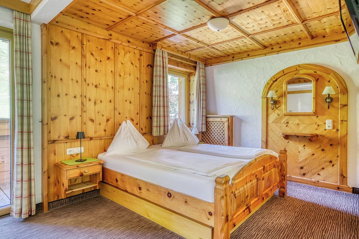 Quarto casal conforto | Cofres nos quartos, escrivaninha, quartos à prova de som