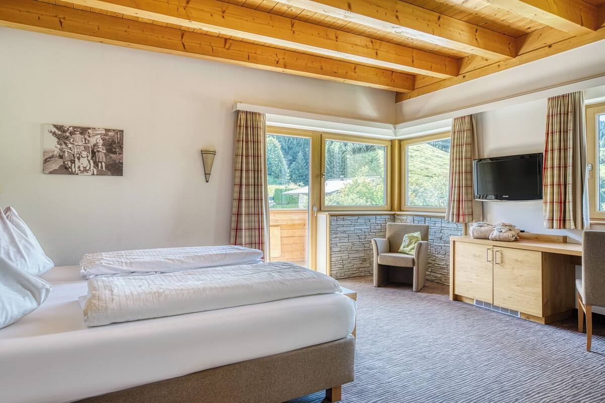 Quarto casal luxo | Cofres nos quartos, escrivaninha, quartos à prova de som