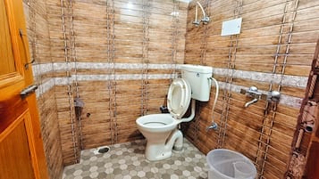 Quarto casal luxo, vista para o vale | Banheiro | Chuveiro, chinelos, toalhas de banho, sabonete