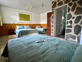 Quarto Triplo, vista para o pátio | Roupa de cama fornecida 