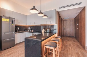 Suíte estúdio júnior | Cozinha privada | Fogão, cooktop, cafeteira/chaleira