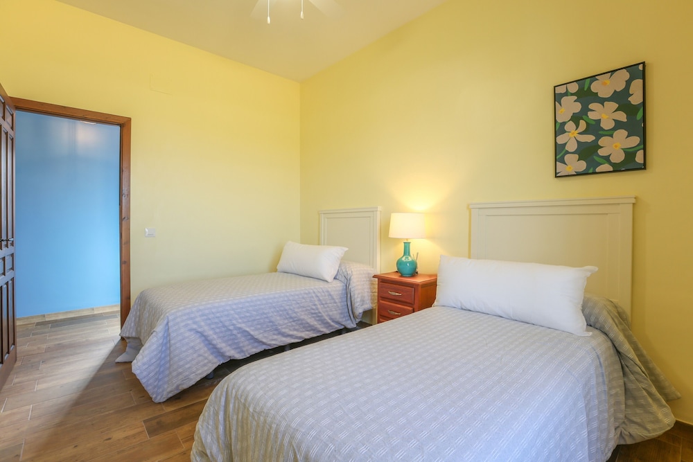 Montecristo 4 - Two Bedroom Villa, Sleeps 4 - Mairena del Alcor