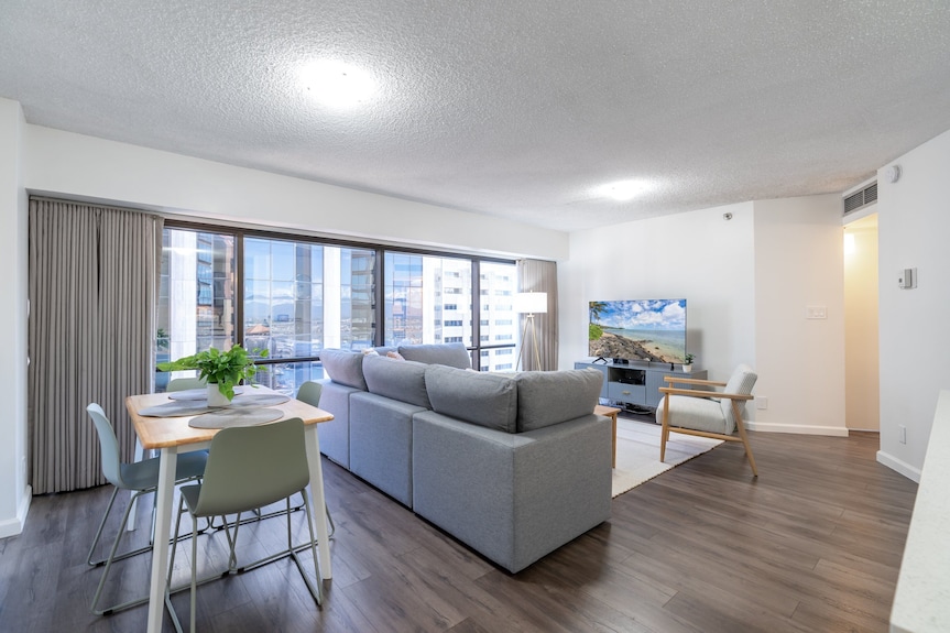 Summer Special - Downtown Honolulu Skyview - 1bed+den- Free Parking ️ - Ewa Beach, HI