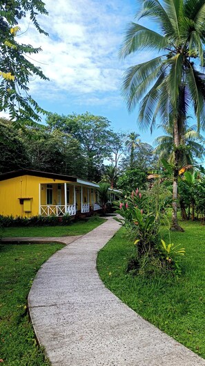 Quarto Duplo Standard, vista para o jardim | Cortinas/cortinados opacos, Wi-fi grátis, roupa de cama fornecida