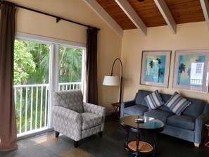 Suite Superior, 1 cama king-size, vista para o jardim, junto ao pátio | Sala de estar | Televisor de ecrã plano de 40 polegadas com canais por cabo 