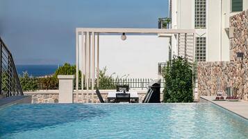 Piscina exterior, espreguiçadeiras