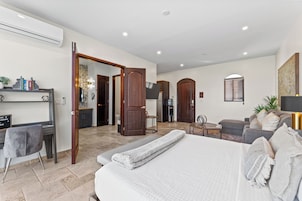 Suite-Estúdio Deluxe, 1 cama king-size, vista para a montanha | Cofre no quarto, secretária 
