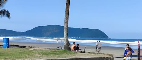 Perto da praia, praia de areia branca, 8 bares na praia