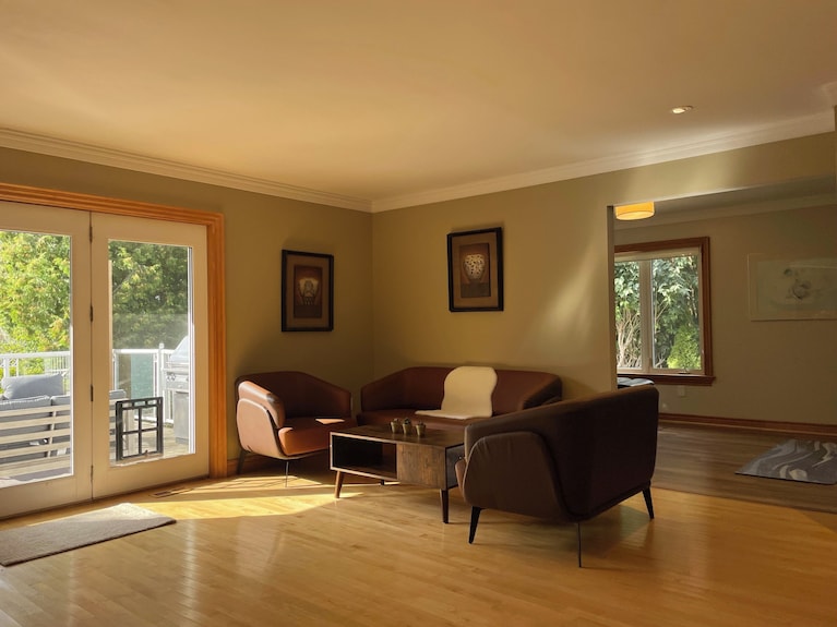 Lakefront Cottage W/hot Tub, Bbq Grill, Patio, Fire Pit, Dock, Sauna, Fire Place - Georgina