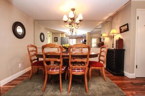 Condo, várias camas, sacada, vista para a montanha | Opções para refeição no quarto