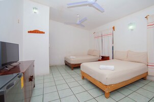 Quarto, varanda, Vista para a cidade | Secretária, secretária adequada para computadores portáteis 