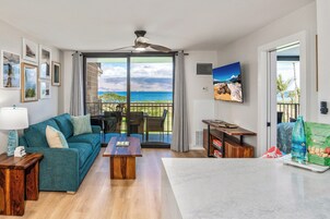 Condo superluxo, sacada, vista para o oceano | Área de estar