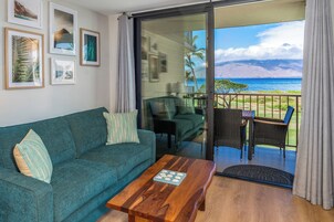 Condo superluxo, sacada, vista para o oceano | Área de estar