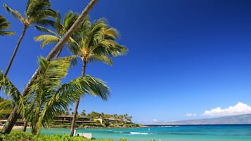 Na praia, praia de areia branca, toalhas de praia