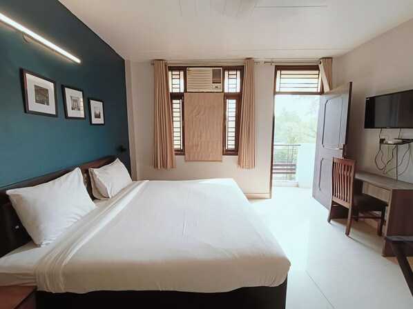 Quarto Duplo Deluxe, varanda, Vista para a cidade | Secretária, secretária adequada para computadores portáteis