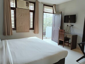 Quarto Duplo Deluxe, varanda, Vista para a cidade | Secretária, secretária adequada para computadores portáteis