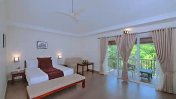 Quarto casal básico, sacada, vista para o jardim | 1 quarto, cofres nos quartos, espaço de trabalho para notebook