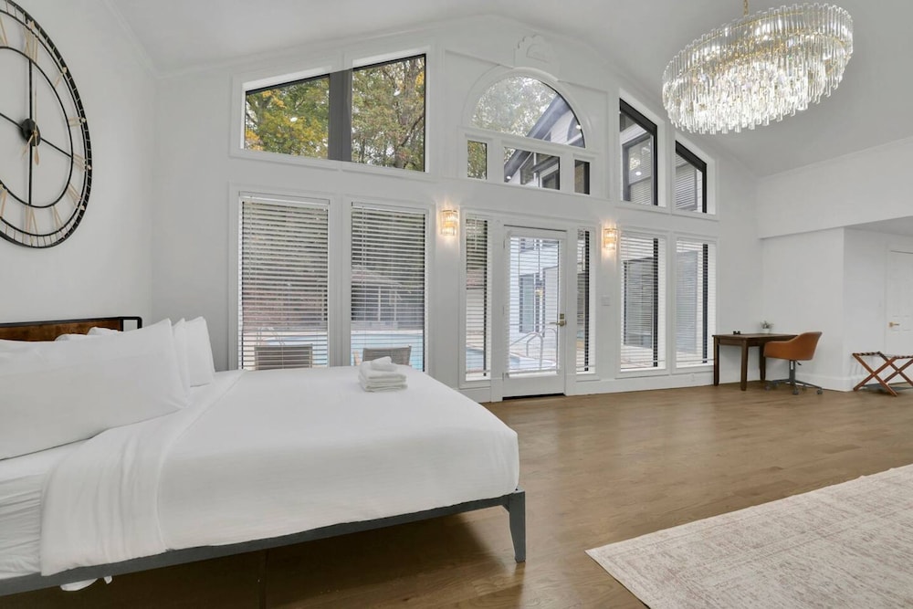Luxury 7br Buckhead Oasis W Pool Gameroom Firepit - Atlanta, GA