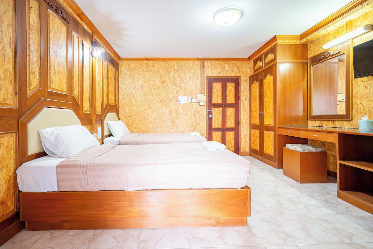 Quarto duplo standard | Escrivaninha, Wi-Fi de cortesia, roupa de cama
