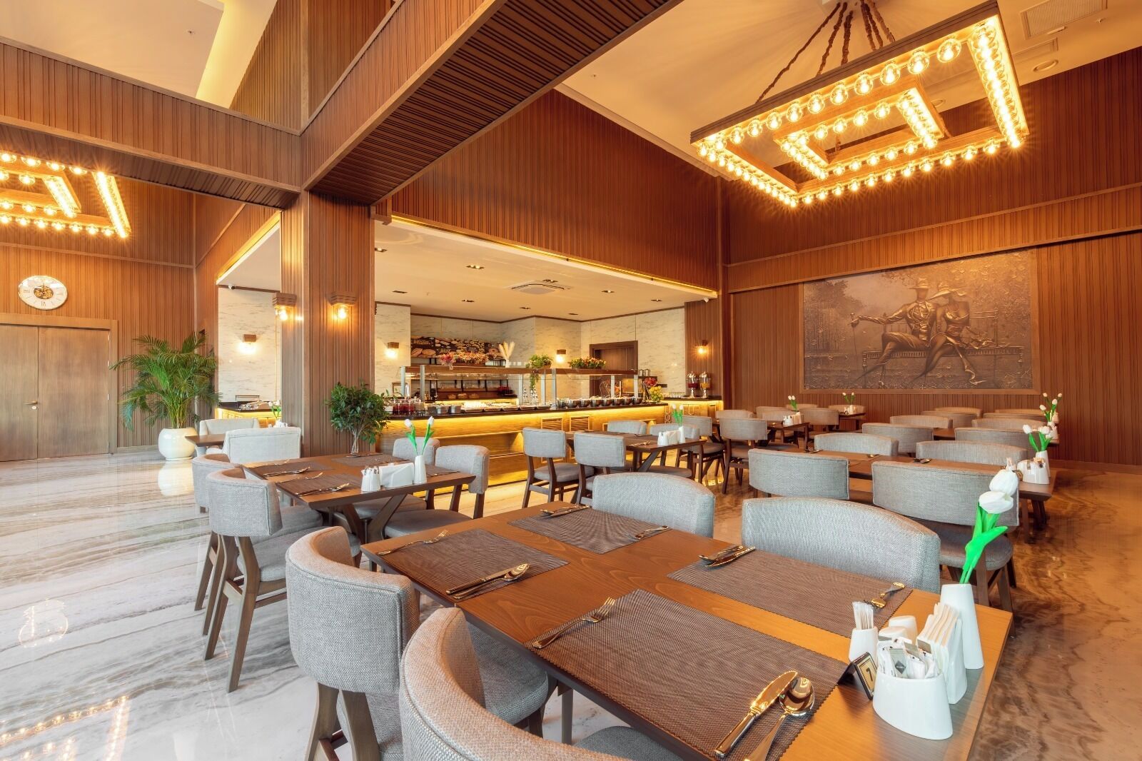 Um restaurante moderno com área de bar, painéis de madeira e um grande mural.