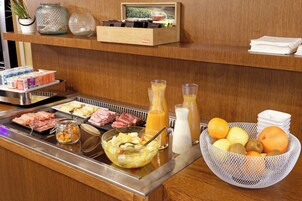 Pequeno-almoço tipo buffet diário mediante uma taxa 