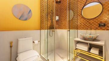 Um polibã, um chuveiro fixo, um secador de cabelo, toalhas fornecidas