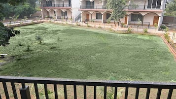 Quarto casal ou duplo superior, sacada, vista para o jardim | Vista do quarto