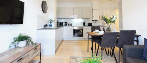 Apartamento | Cozinha privada | Um frigorífico, um micro-ondas, um forno, uma placa de cozinha