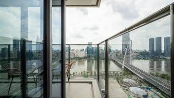 Apartamento premium, 3 quartos, vista para a cidade | Camas com colchões de espuma com sistema de memória, cofres nos quartos