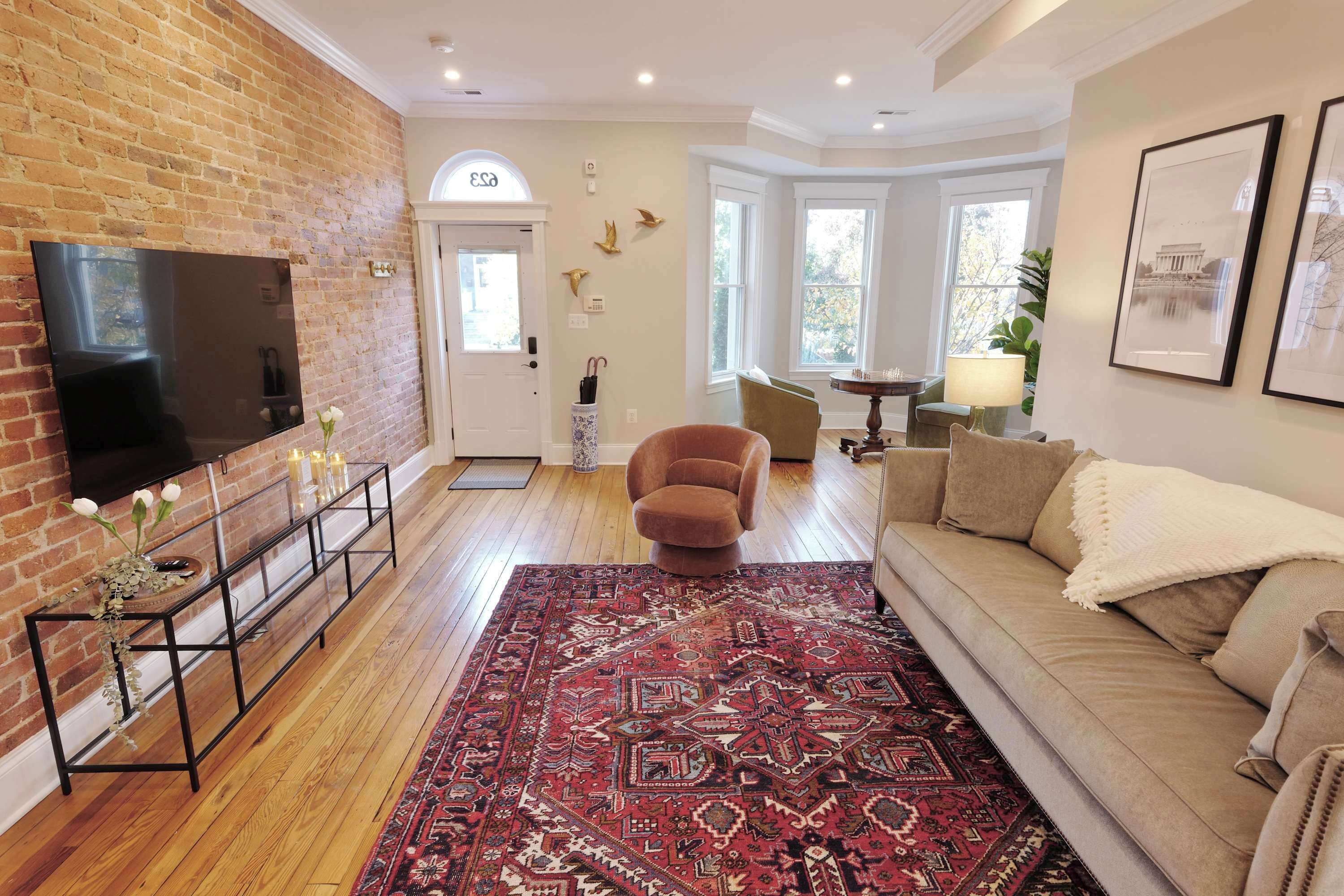 Turreted Townhouse - Full Of Wonder - Clinton, MD