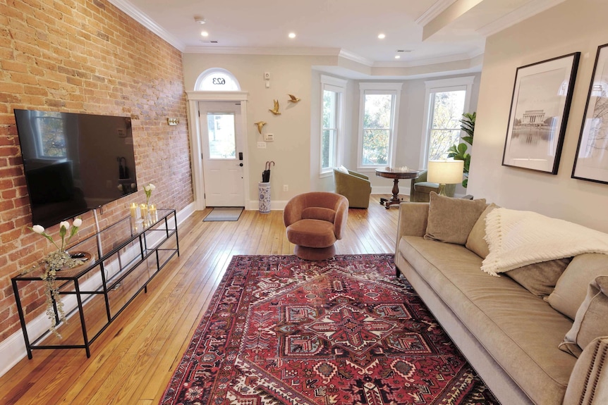 Turreted Townhouse - Full Of Wonder - Clinton, MD