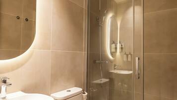Quarto Duplo Standard, 1 quarto | Casa de banho | Um polibã, um secador de cabelo, toalhas fornecidas, sabão