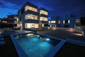 Fachada da propriedade à noite