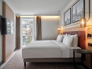 Roupa hipoalergénica, minibar, cofre com capacidade para portátil 