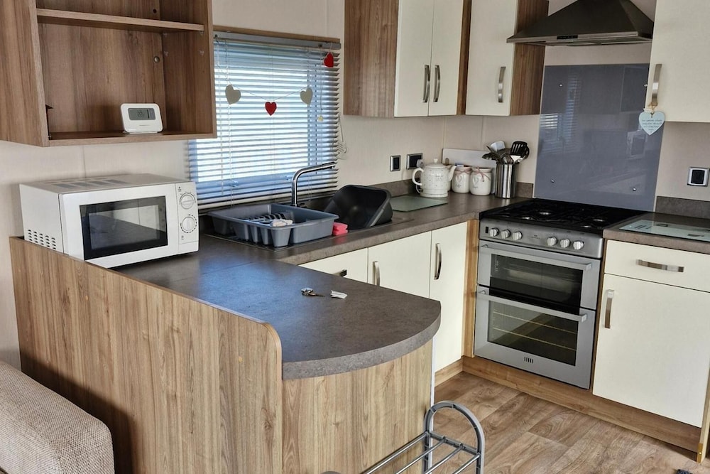 3-bed Caravan, Sleeps 8 With Pool - Lincolnshire
