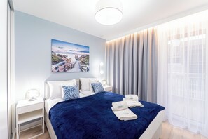 Apartamento luxo, cozinha americana, ao lado da praia | 1 quarto, roupas de cama premium, individualmente decorados
