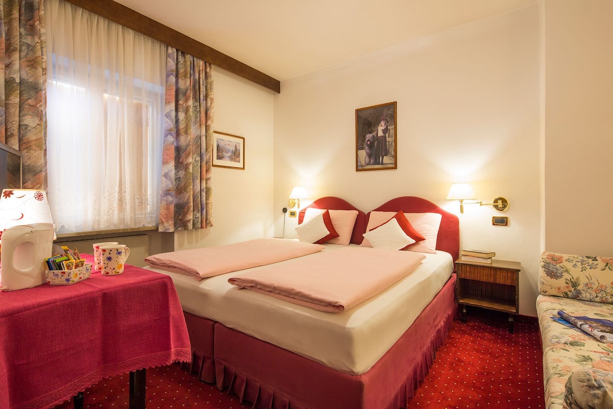 Quarto casal standard | Cofres nos quartos, cortinas blackout, Wi-Fi de cortesia, roupa de cama
