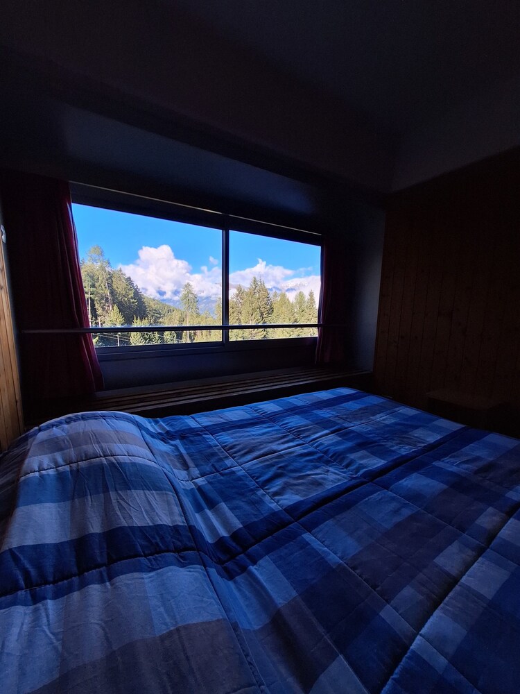 Relaxation and nature in the middle of the mountains, on the ski slopes ...