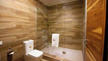 Quarto Duplo Executivo, Vista para a cidade | Casa de banho | Um polibã, sabão, champô, papel higiénico