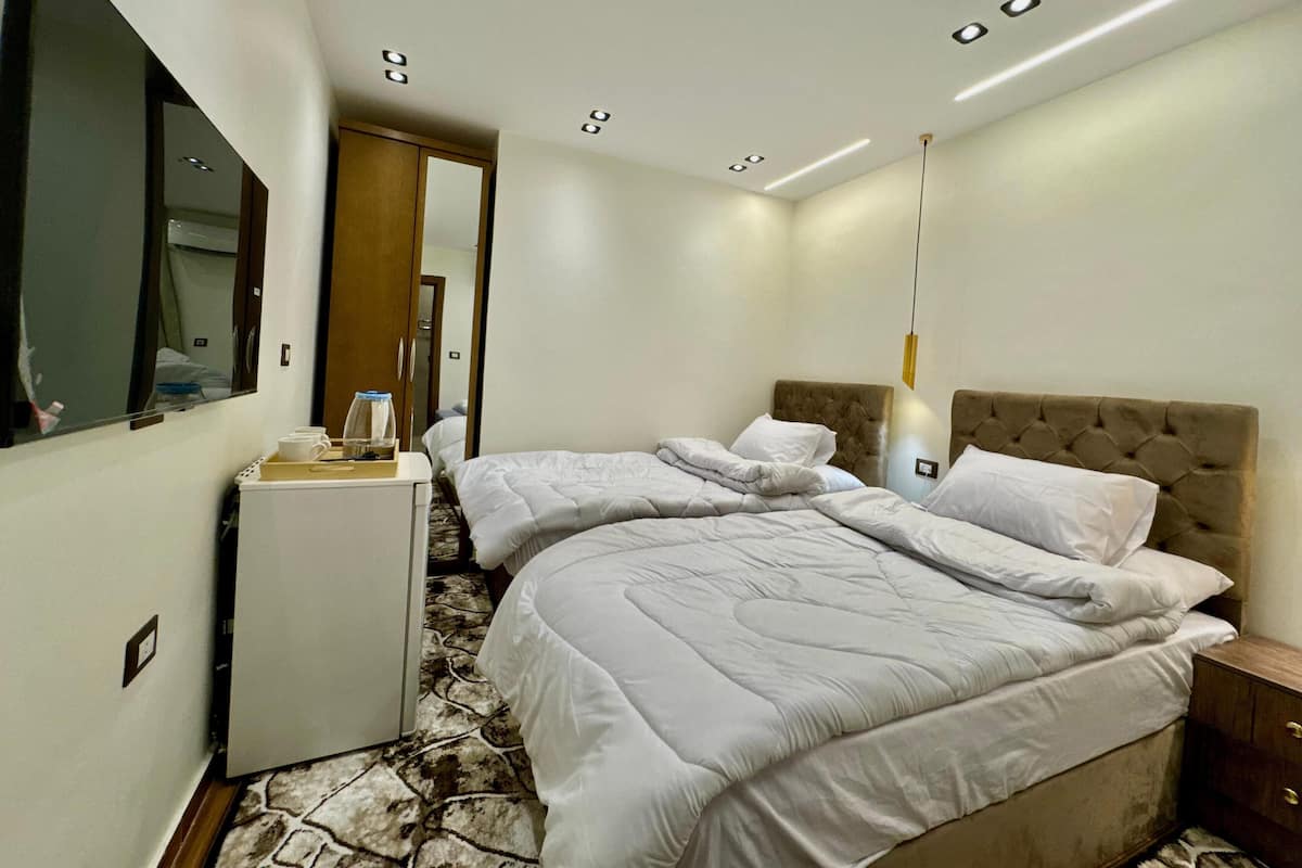 Quarto Twin Deluxe | 1 quarto, secretária, Wi-fi grátis