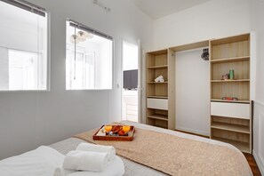 1 quarto, cortinas/cortinados opacos, ferro/tábua de engomar 