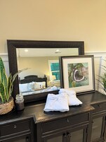 Quarto casal luxo, 1 cama Queen, para não fumantes, vista parcial para o lago | Ferros/tábuas de passar roupa, Wi-Fi de cortesia